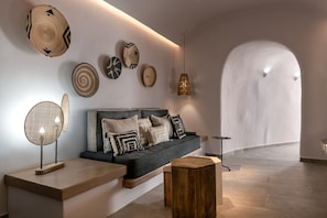 Athermi Cave Villa - Indoor Pool & Sunset View | Sala de estar | Televisor LED 