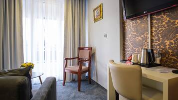 Quarto Casal | Área de estar | TV LED 32 polegadas com canais a cabo, TV, brinquedos