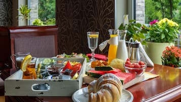 Café da manhã com buffet todos os dias (EUR 5 por pessoa)
