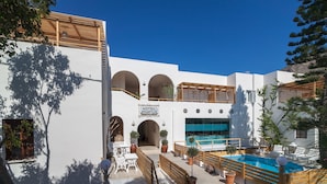 Um hotel com piscina, área de estar ao ar livre e uma placa com a inscrição "AMARYLIS HOTEL".