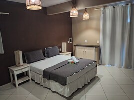 Triplo standard 1 andar | 1 quarto, frigobar, cofres nos quartos, Wi-Fi de cortesia