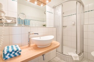 Quarto Triplo Comfort | Casa de banho | Um polibã, artigos de higiene ecológicos, toalhas fornecidas 