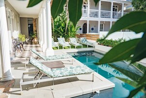 Piscina exterior, espreguiçadeiras 
