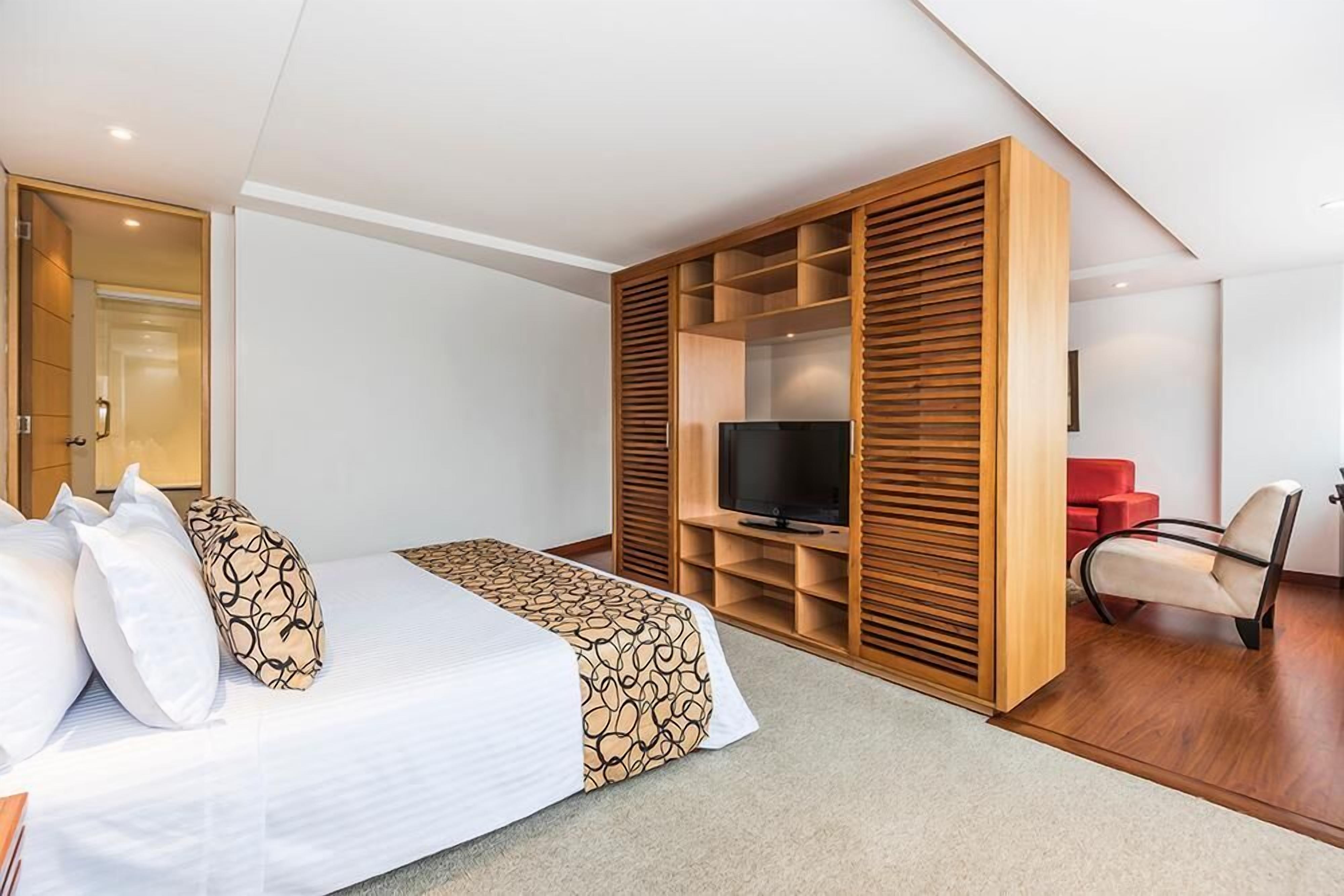 2 quartos, cofre no quarto, secretária, cortinas/cortinados opacos 