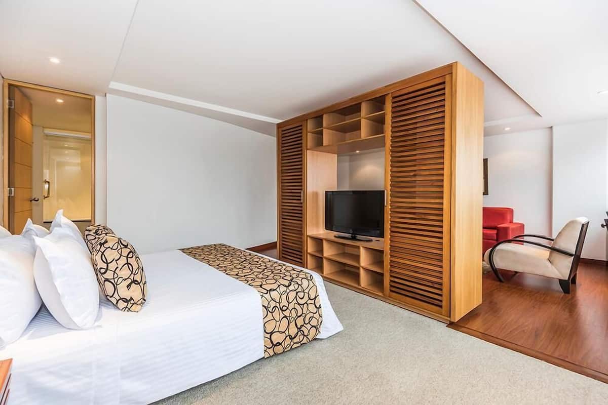 2 quartos, cofre no quarto, secretária, cortinas/cortinados opacos