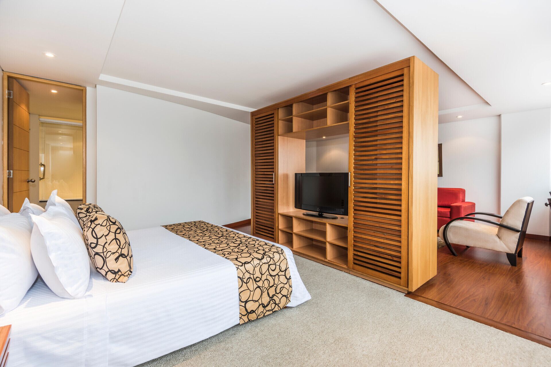 2 quartos, cofre no quarto, secretária, cortinas/cortinados opacos 