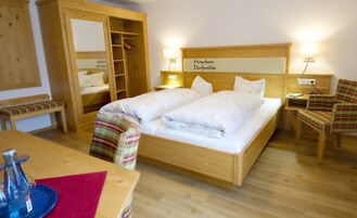 Quarto casal standard, 1 cama de casal, para não fumantes | Cofres nos quartos, escrivaninha, ferros/tábuas de passar roupa