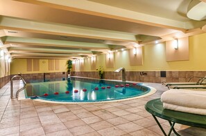 Piscina interna, funciona das 16h às 22h, espreguiçadeiras