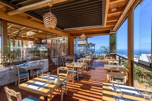 2 restaurantes: servem pequenos-almoços, almoços e jantares
