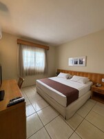 Quarto casal luxo | Escrivaninha, espaço de trabalho para notebook, cortinas blackout