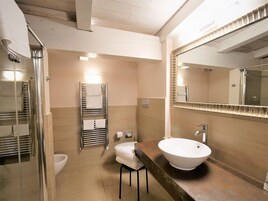 Camera Comfort, Depedance | Casa de banho | Artigos de higiene pessoal grátis, um secador de cabelo, um bidé
