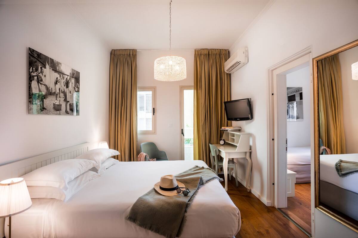 Suite Júnior, varanda (with Kitchenette) | Cofre no quarto, cortinas/cortinados opacos, ferro/tábua de engomar