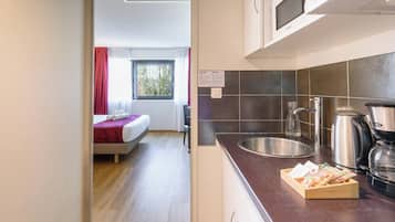 Geladeira, micro-ondas, cooktop, chaleira elétrica