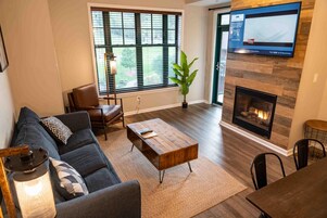 Suite Premium, 2 quartos, cozinha | Sala de estar | Televisor de 55 polegadas com canais por cabo, ténis de mesa