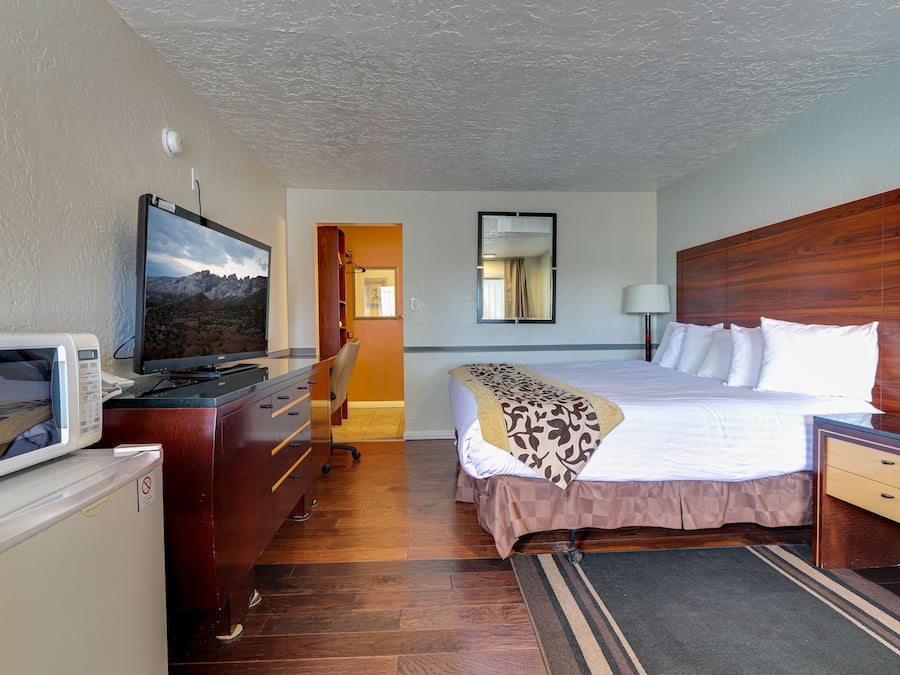 Quarto, 1 cama King | Escrivaninha, ferros/tábuas de passar roupa, Wi-Fi de cortesia