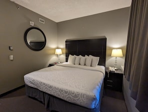 Quarto casal conforto | Escrivaninha, cortinas blackout, Wi-Fi de cortesia, roupa de cama