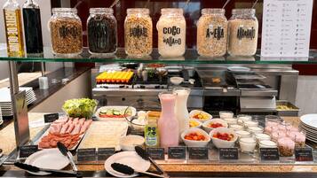 Pequeno-almoço tipo buffet diário mediante uma taxa
