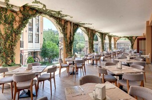 2 restaurantes: opção de café da manhã, almoço e jantar