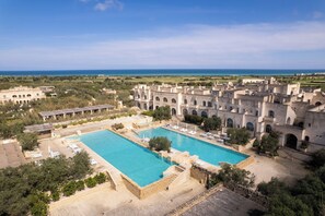 Piscina interna, 3 piscinas externas