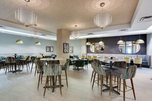 Servem pequenos-almoços, almoços, jantares e brunches (fins de semana)