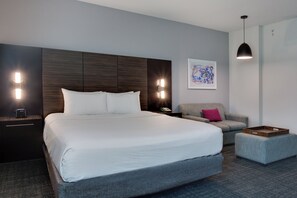 Escrivaninha, cortinas blackout, ferros/tábuas de passar roupa