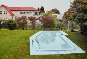 Piscina externa sazonal, guarda-sóis