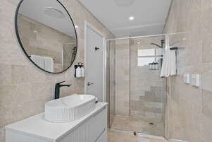 Quarto Quádruplo Familiar, vista para o jardim | Casa de banho | Um polibã, artigos de higiene pessoal grátis, um secador de cabelo 