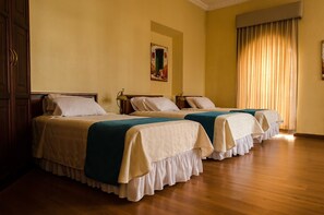 Quarto triplo | Edredons de pluma, cofres nos quartos, escrivaninha
