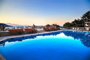 Piscina exterior, guarda-sóis, espreguiçadeiras 