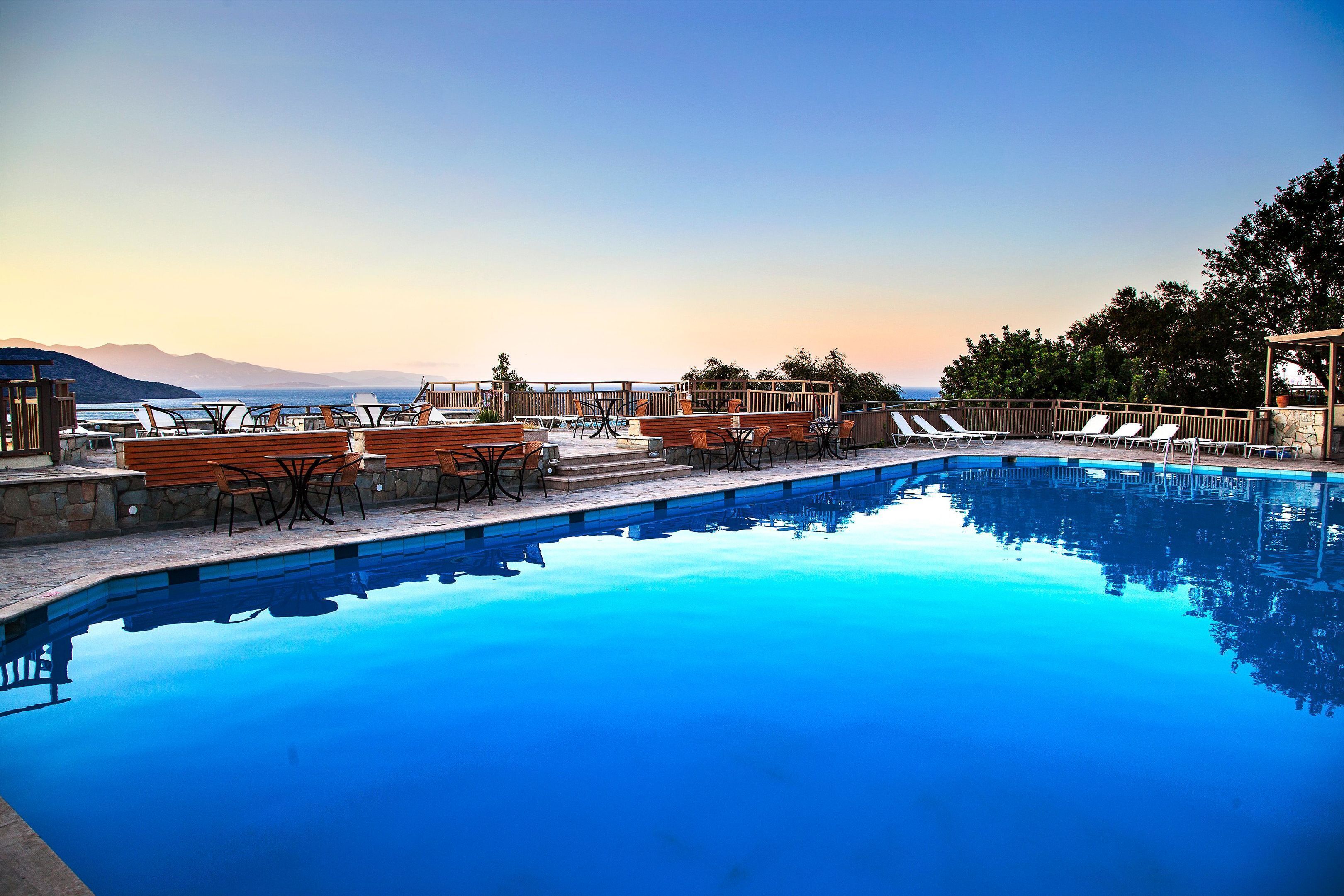 Piscina exterior, guarda-sóis, espreguiçadeiras 