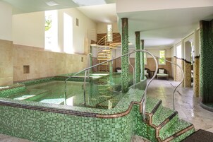 2 piscinas internas, funciona das 9h às 20h, espreguiçadeiras