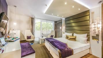 Frigobar, cofres nos quartos, escrivaninha, cortinas blackout