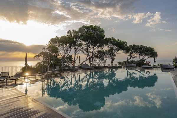 Piscina externa sazonal, guarda-sóis, espreguiçadeiras