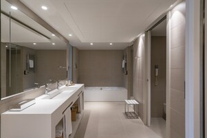 Quarto casal superior | Banheiro | Produtos de toalete biodegradáveis, secador de cabelo, toalhas de banho 