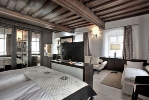 Minibar, cofre no quarto, secretária, quartos insonorizados 