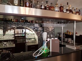 Café da manhã, almoço e jantar; culinária internacional 