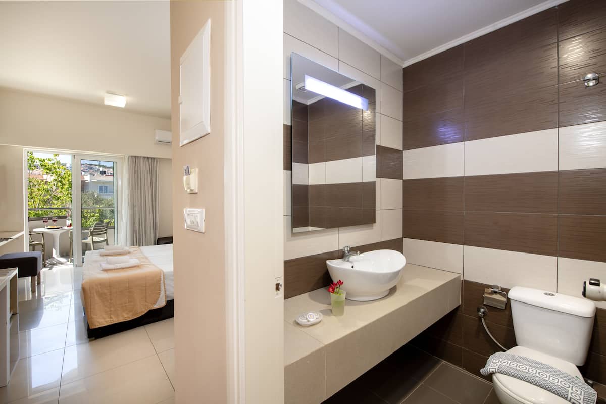 Studio,Ground Floor | Casa de banho | Um polibã, um secador de cabelo, toalhas fornecidas, sabão
