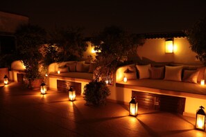 Pequenos-almoços, almoços servidos, cozinha marroquina, junto à piscina 