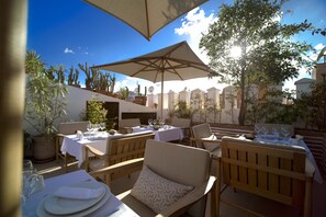 Pequenos-almoços, almoços servidos, cozinha marroquina, junto à piscina 