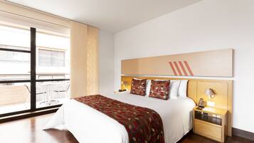 Roupas de cama premium, frigobar, cofres nos quartos, escrivaninha