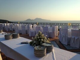 Pequenos-almoços servidos, cozinha italiana, com vista para o oceano 
