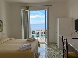 Roupa hipoalergénica, minibar, secretária, quartos insonorizados 