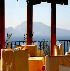 Café da manhã, almoço e jantar; culinária italiana, vistas para o mar 