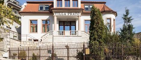 Fachada da propriedade