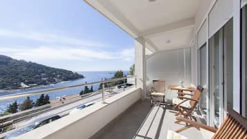 Apartamento premium, vista para o mar | 1 quarto, cofres nos quartos, ferros/tábuas de passar roupa