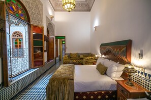 Suíte real (Meknes) | Roupas de cama premium, frigobar, cofres nos quartos
