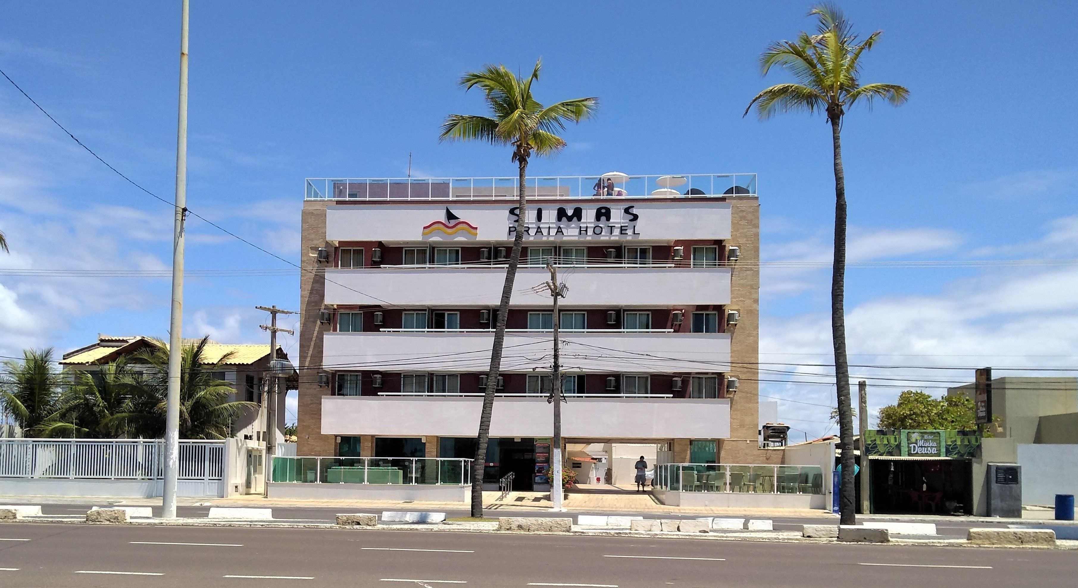 Um edifício de vários andares com uma placa indicando 