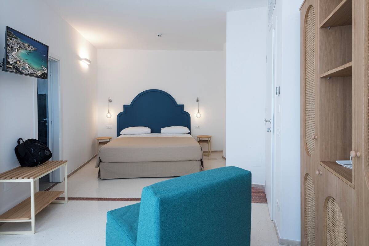Edredões de penas, minibar, cofre no quarto, secretária 