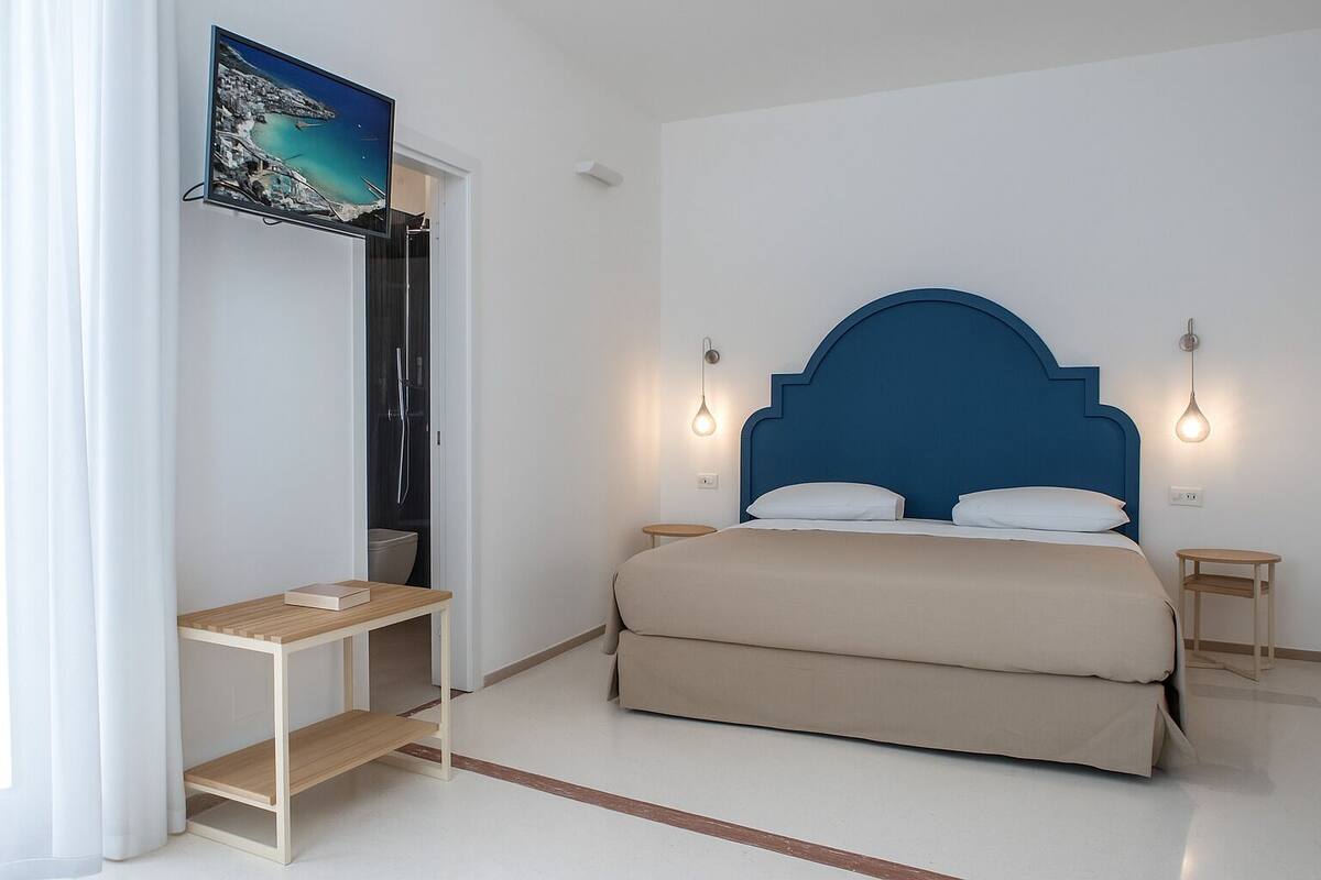 Quarto Duplo Deluxe | Edredões de penas, minibar, cofre no quarto, secretária 