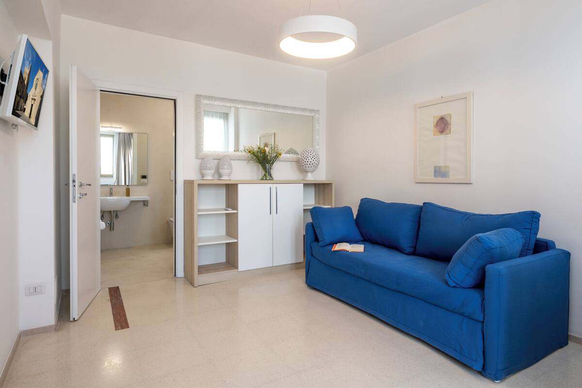 Suite, vista para o mar | Sala de estar | TV de ecrã plano 